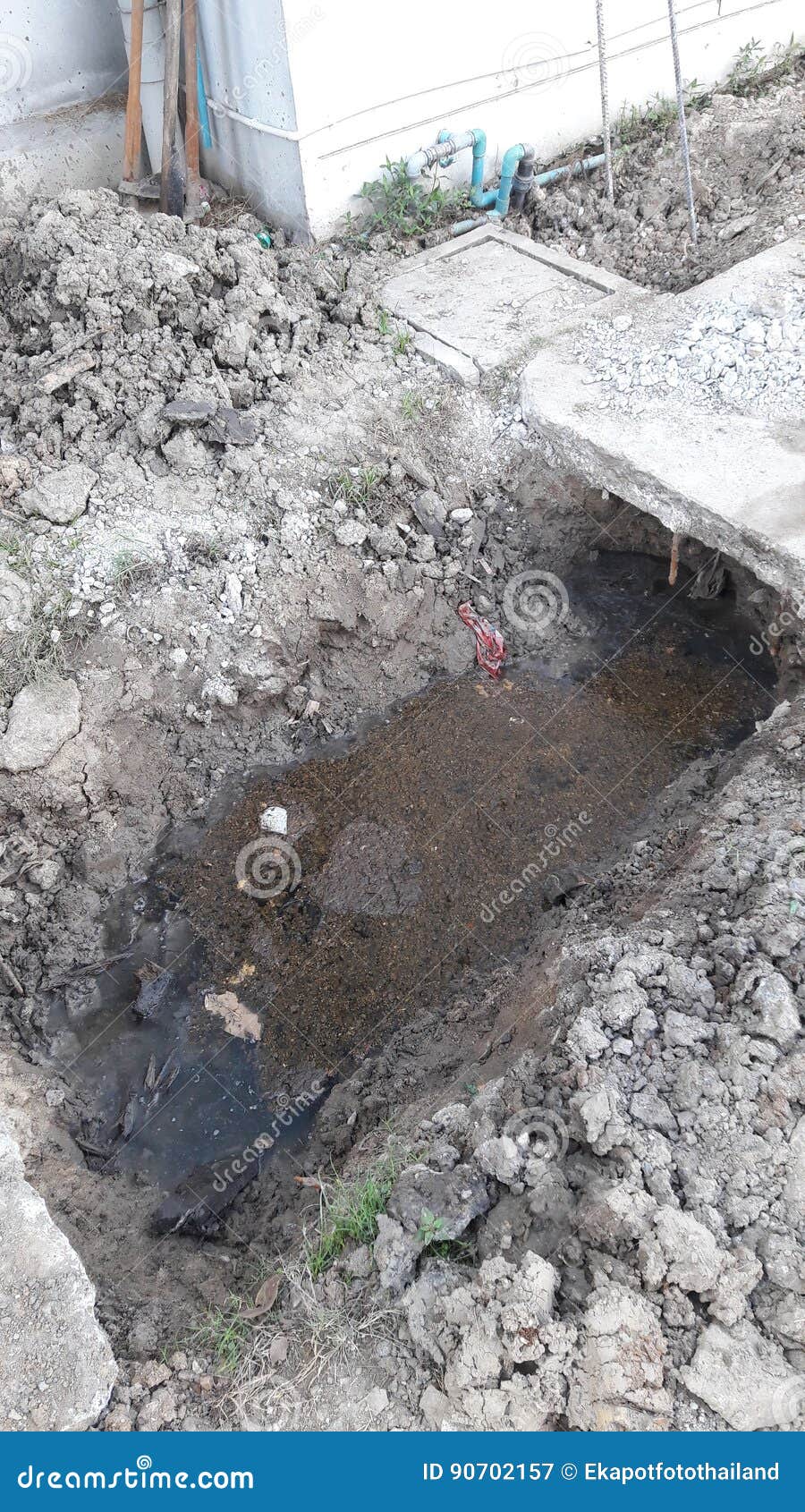 Abwasser im Abfluss stockbild. Bild von abwasser, wasser - 90702157