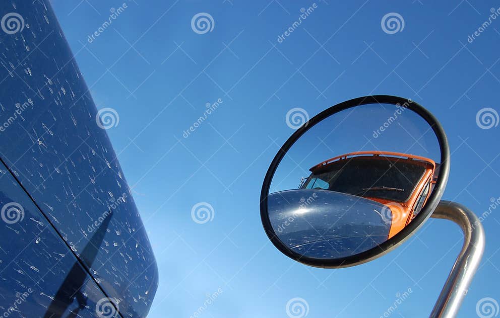 Acarree la reflexión imagen de archivo. Imagen de carretera - 4337615