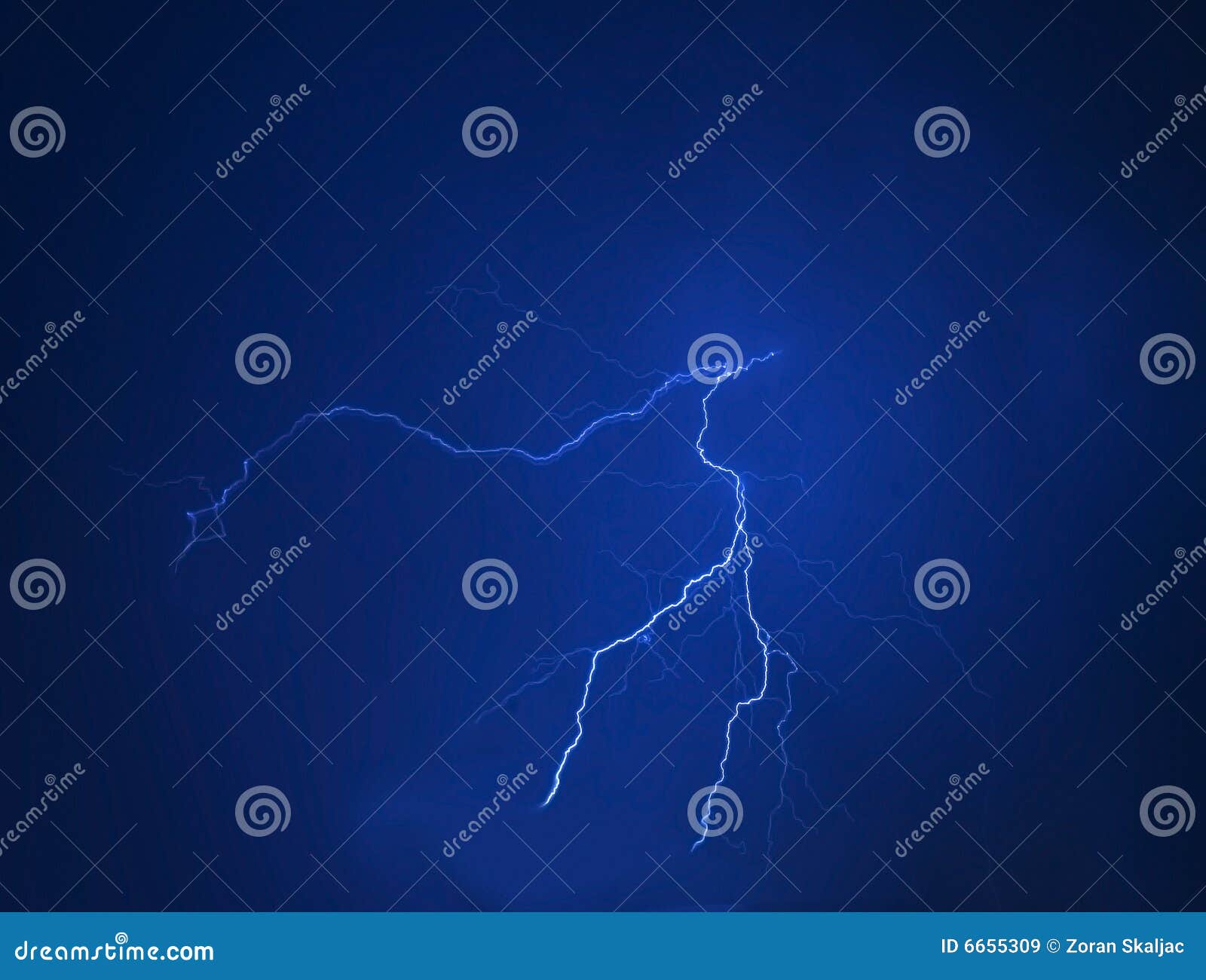 Accensione - Notte Tempestosa Immagine Stock - Immagine di tempesta ...