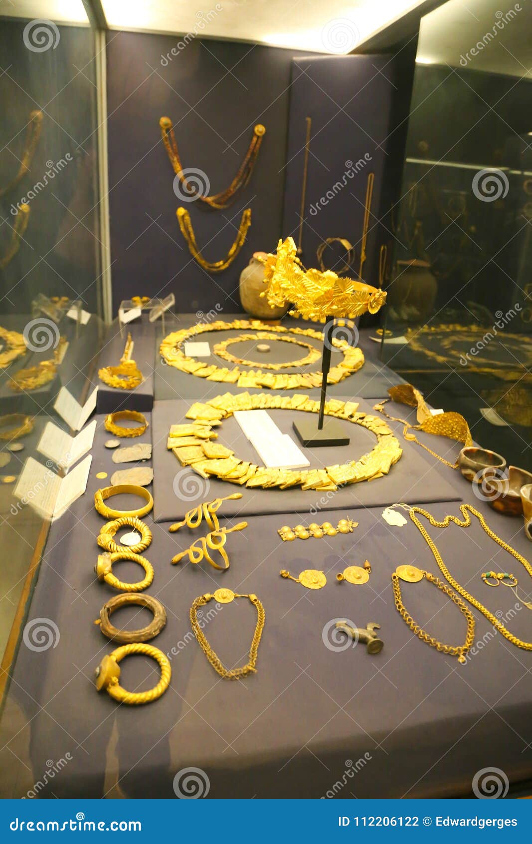 Accesorio Del Oro Del Tesoro De Douch - Museo Egipcio Fotografía ...