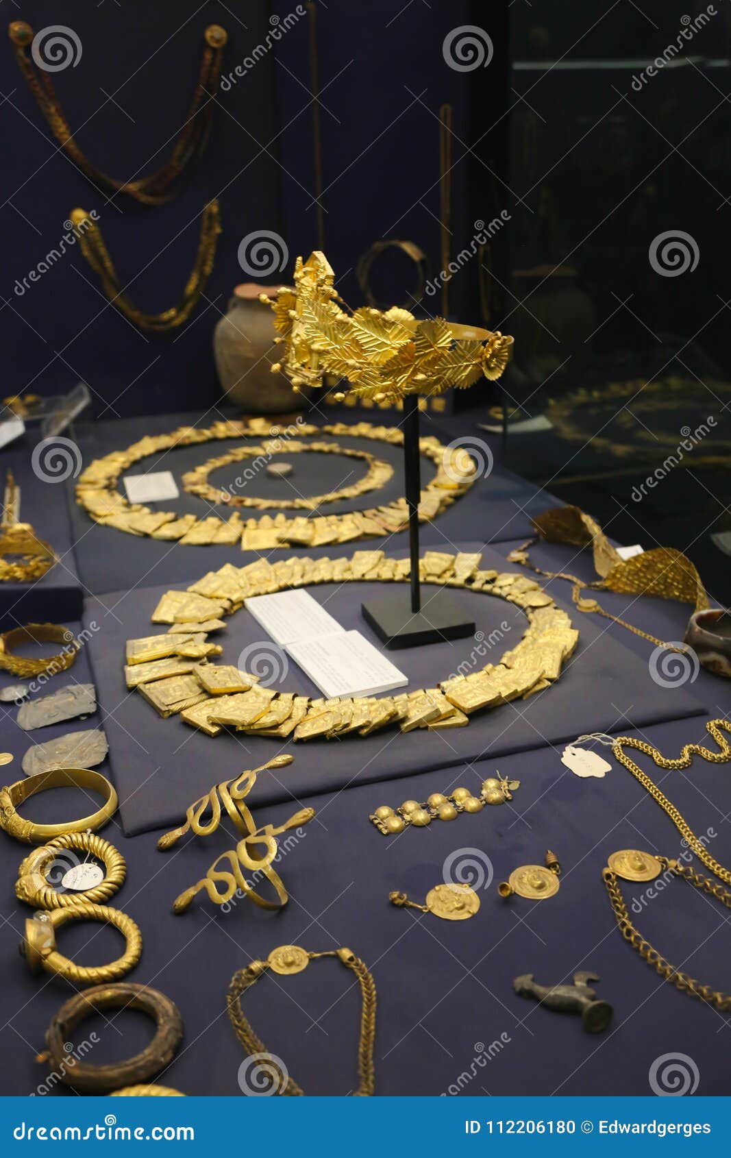Accesorio Del Oro Del Tesoro De Douch - Museo Egipcio Imagen editorial ...