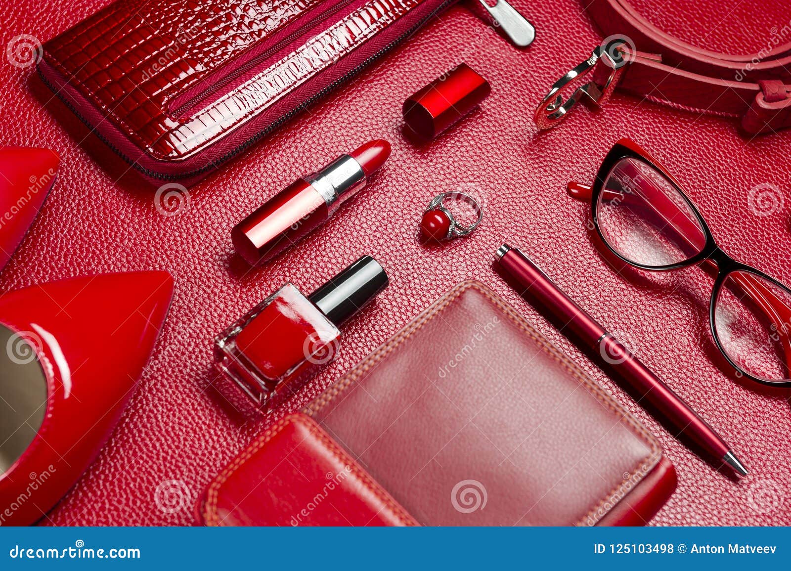 Accesorios Del Rojo De La Mujer Foto de archivo - Imagen de coral ...