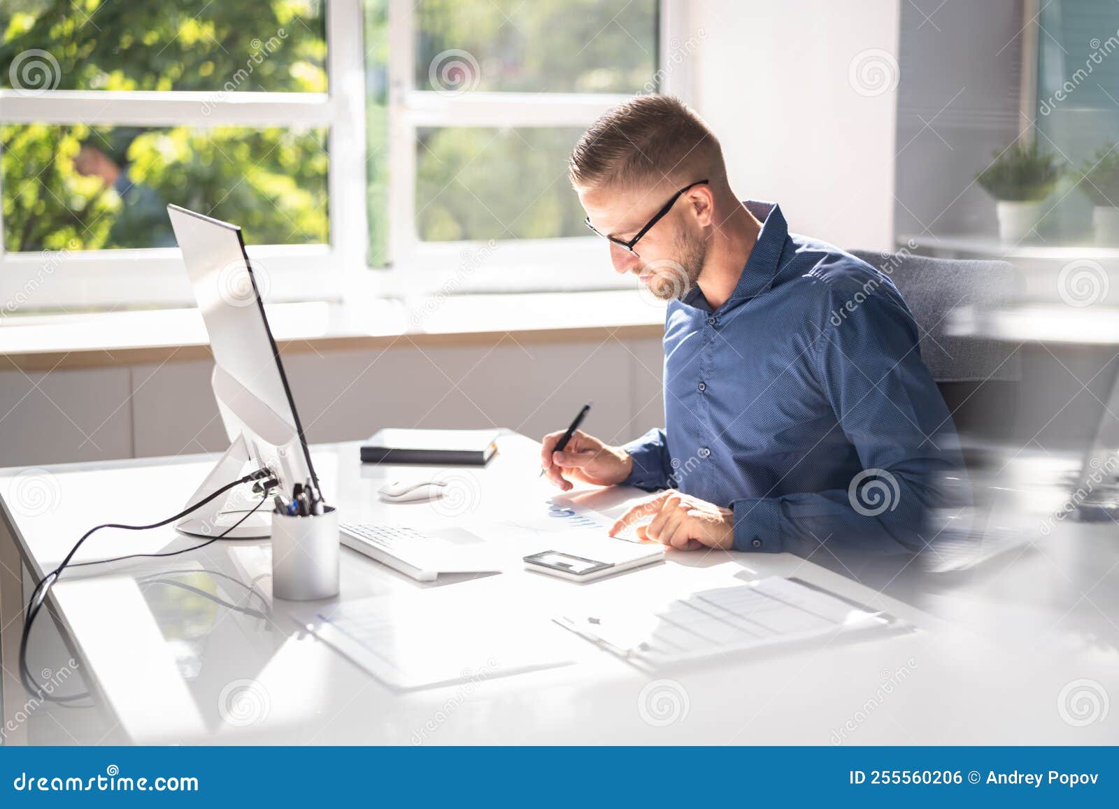 Accountant Using E Invoice Software at Computer Stock Photo - Image of ...