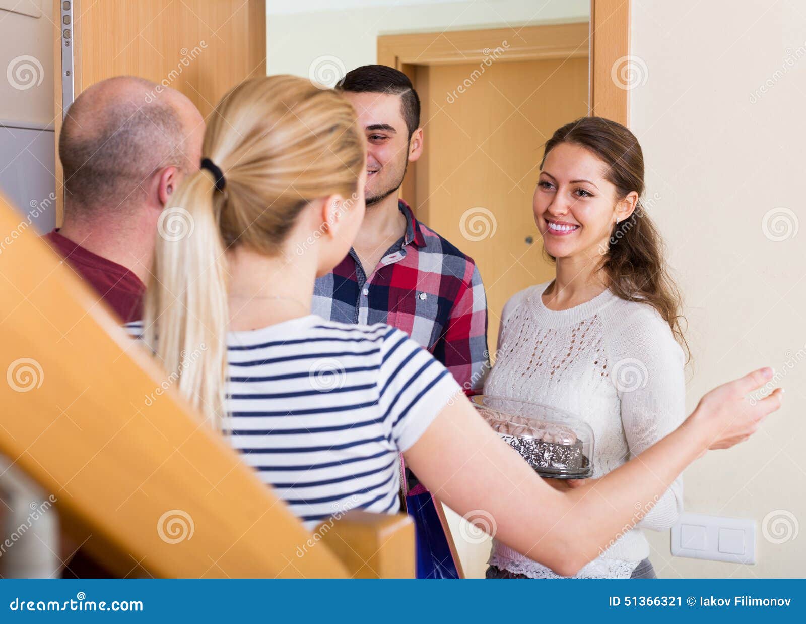 Accueil Chaleureux Des Amis Image stock - Image du visages, joie: 51366321