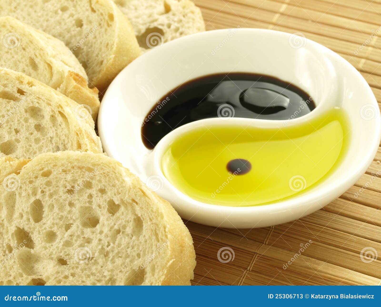 Aceite De Oliva Con El Baguette Imagen de archivo - Imagen de bollo ...