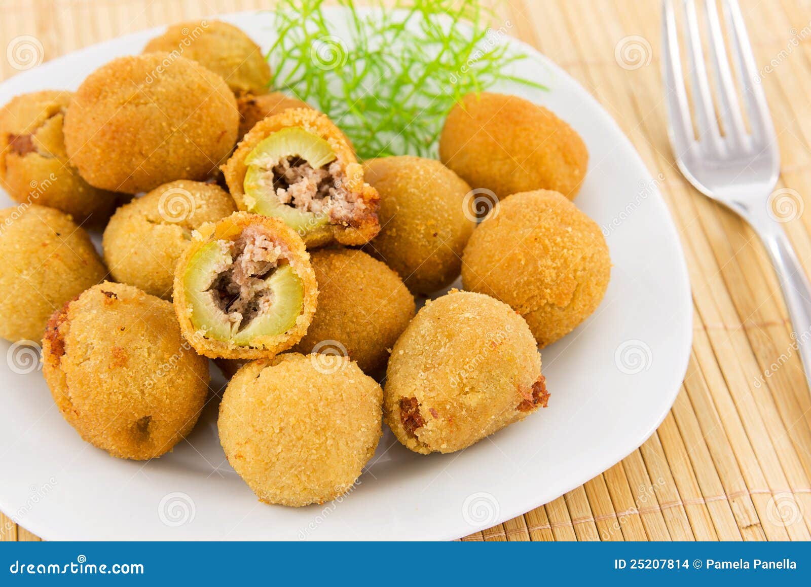 Aceitunas rellenas foto de archivo. Imagen de dorado - 25207814