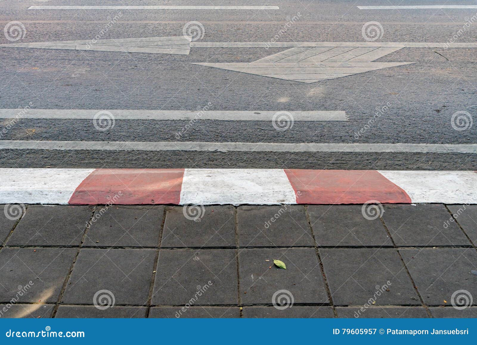 Acera Concreta Con Rojo Y Blanco Imagen de archivo - Imagen de calzada ...