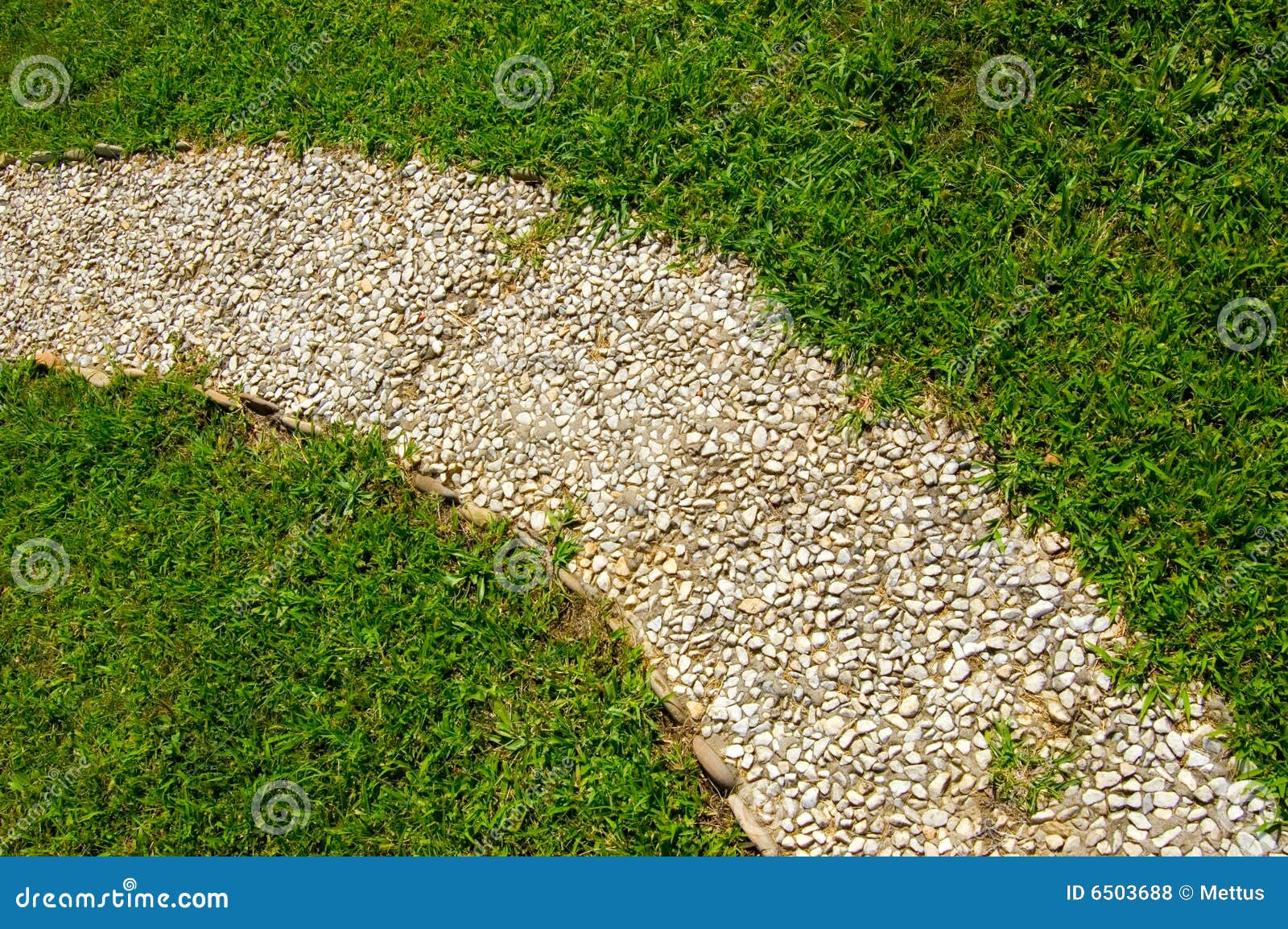 Acera en jardín foto de archivo. Imagen de manera, modelo - 6503688