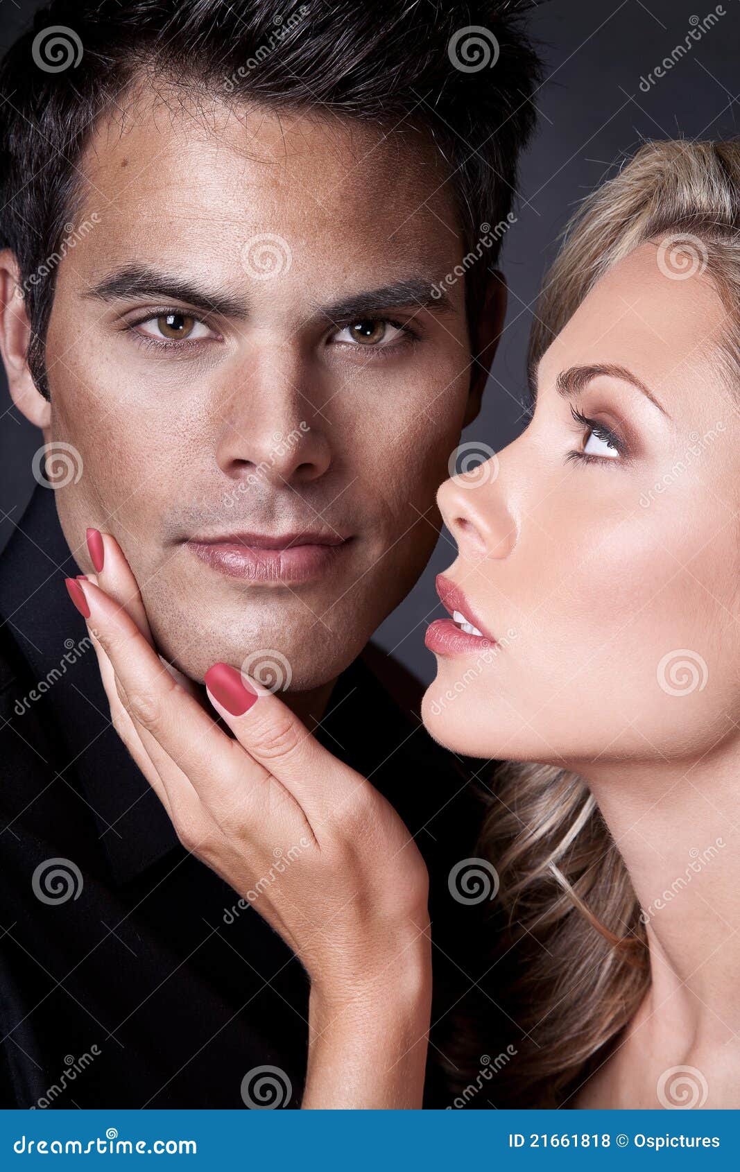 Acercamiento a besarse foto de archivo. Imagen de sentada - 21661818