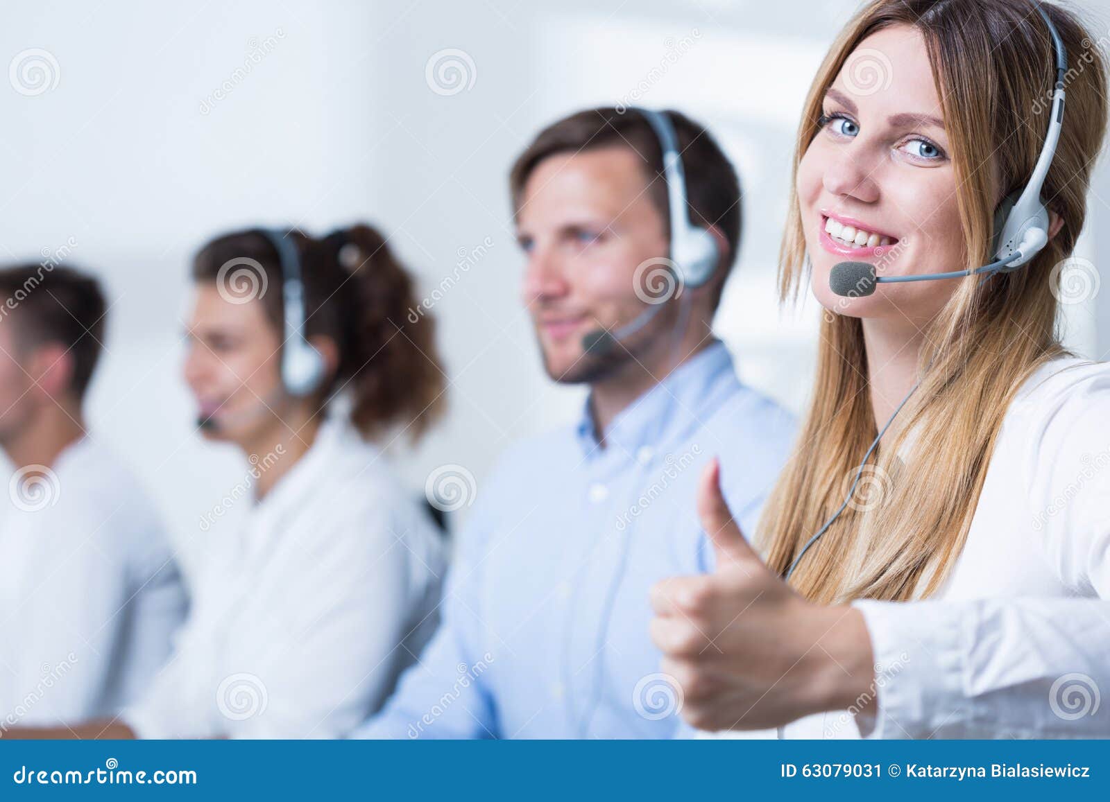 Acertado en el trabajo imagen de archivo. Imagen de empresario - 63079031