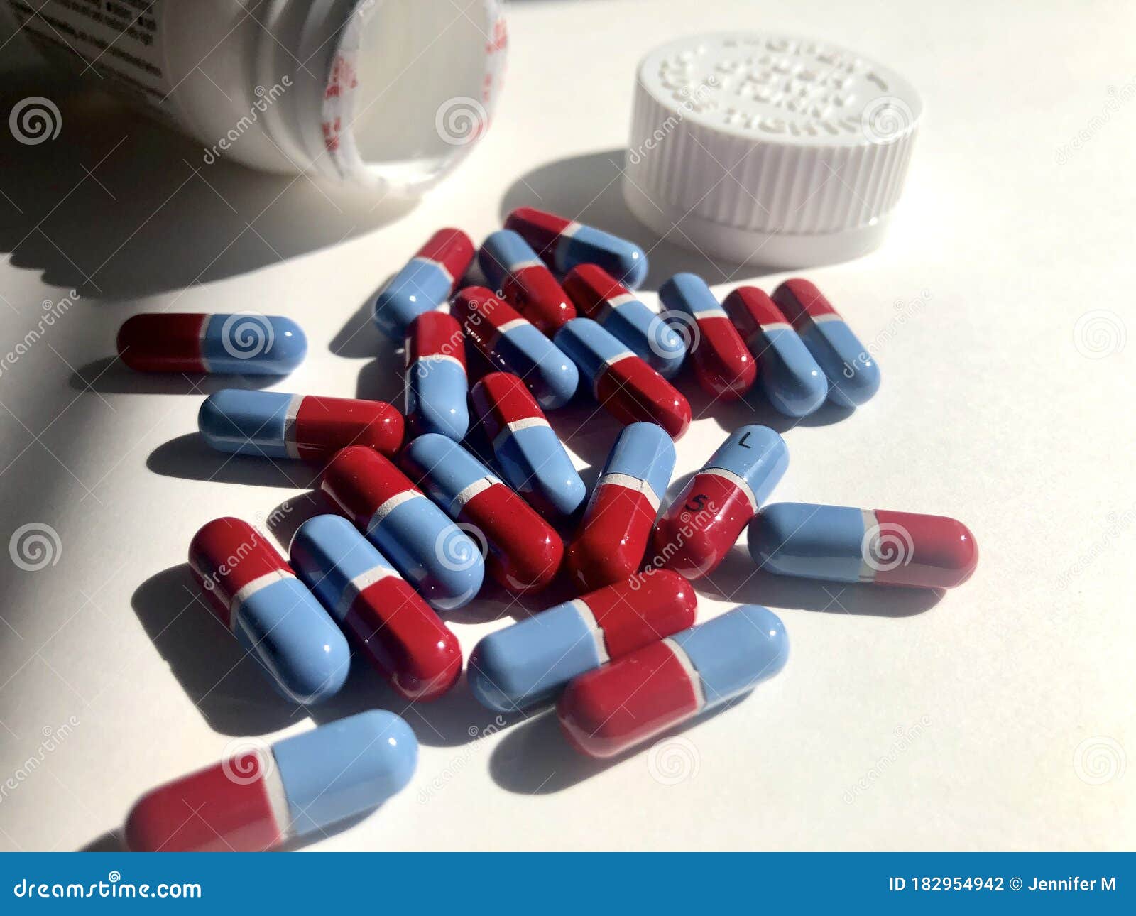 Acetaminophen capsules editorial photography. Image of pills - 182954942