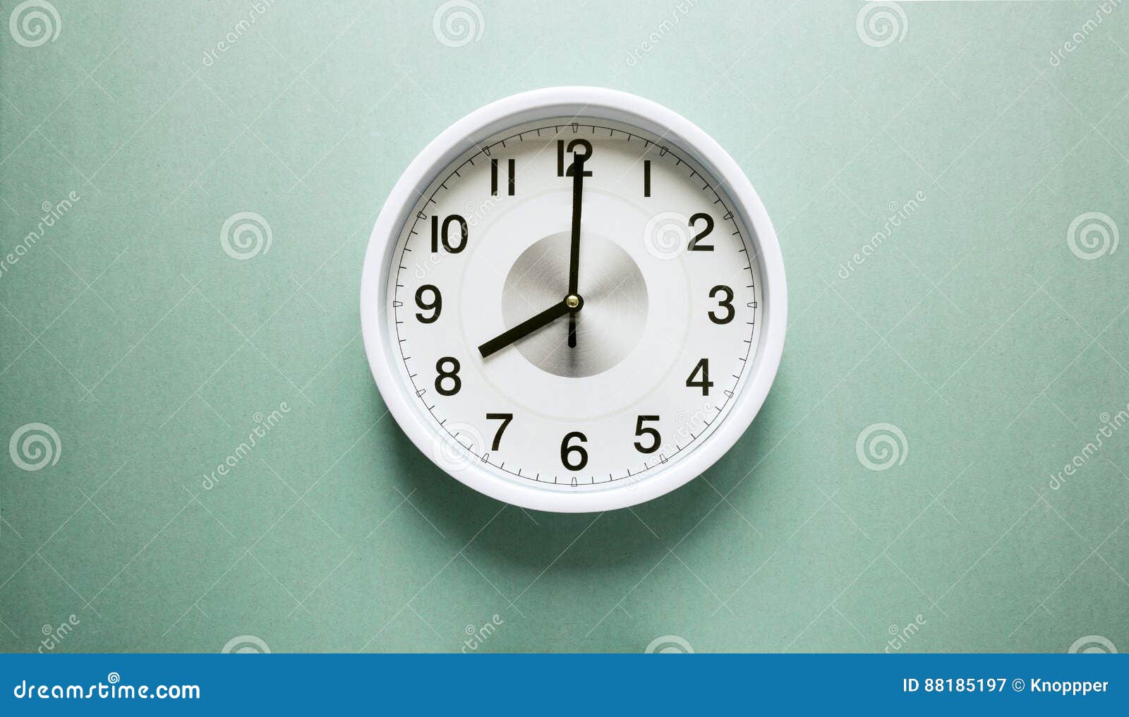Acht O-` Uhr stockbild. Bild von stunde, wand, kreis - 88185197