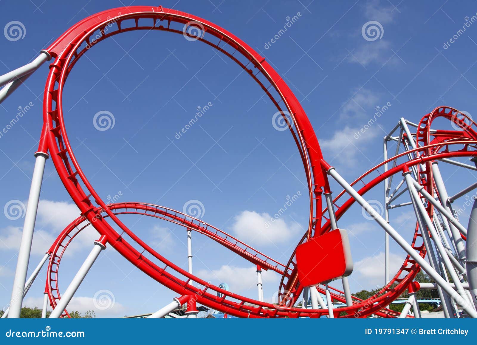 Achtbaan stock afbeelding. Image of eerlijk, ingang, thema - 19791347