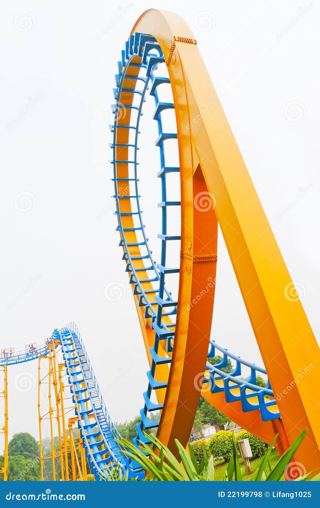 Achtbaan stock foto. Image of vermaak, helder, park, pret - 22199798