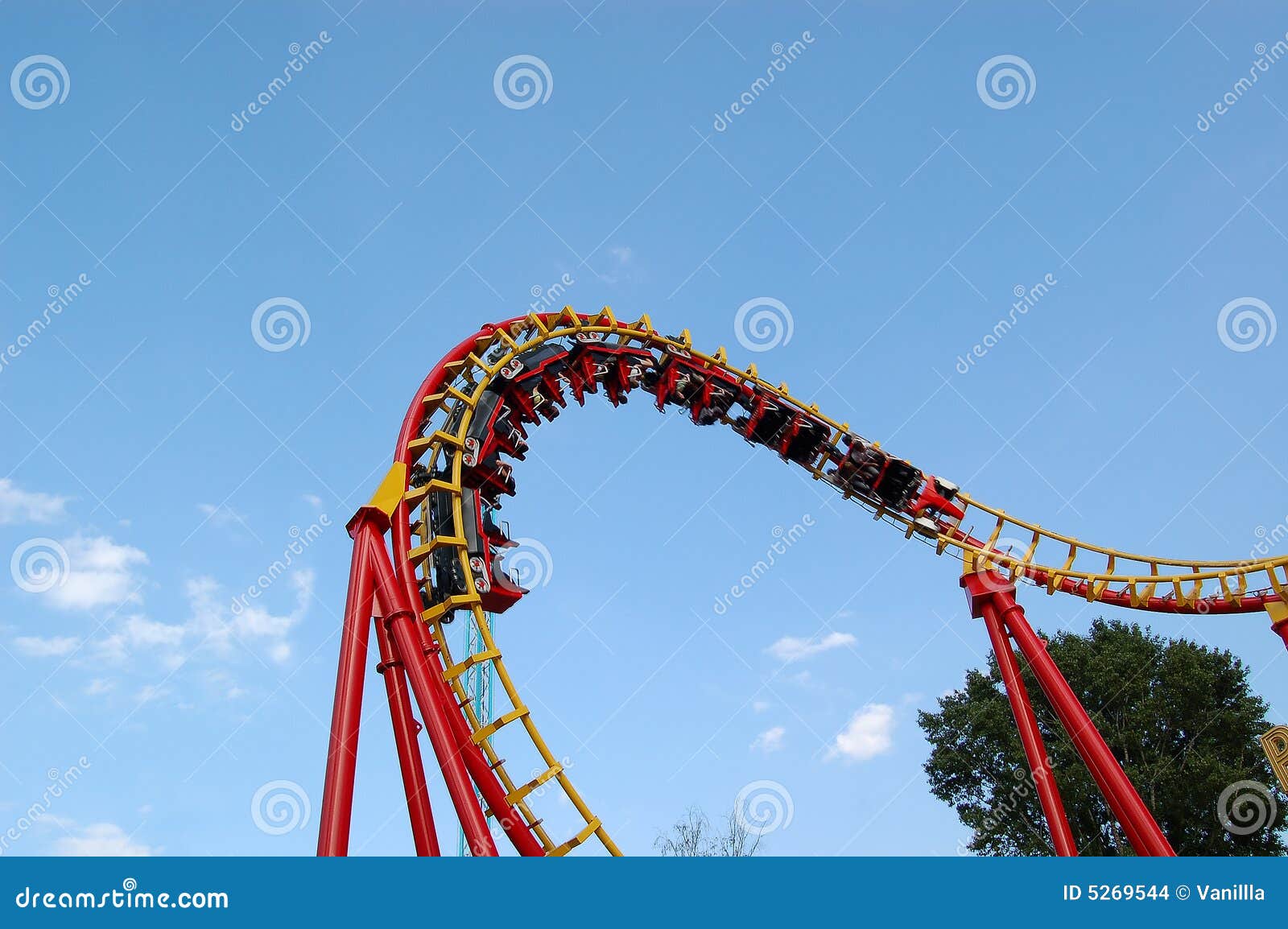 Achtbaan stock foto. Image of kleurrijk, park, architectuur - 5269544