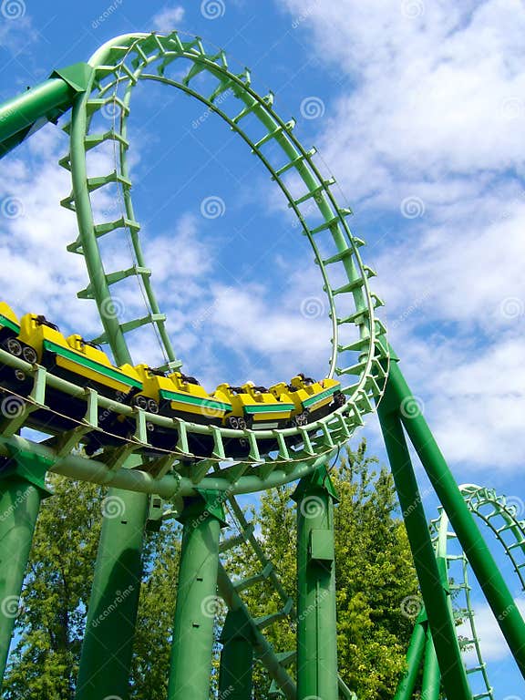 Achtbaan stock afbeelding. Image of lijn, blauw, groen - 6881215