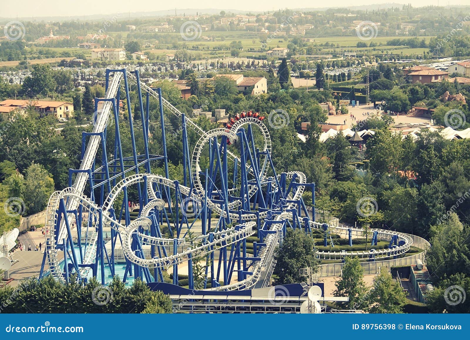 Achterbahn stockfoto. Bild von abenteuer, unterhaltung - 89756398