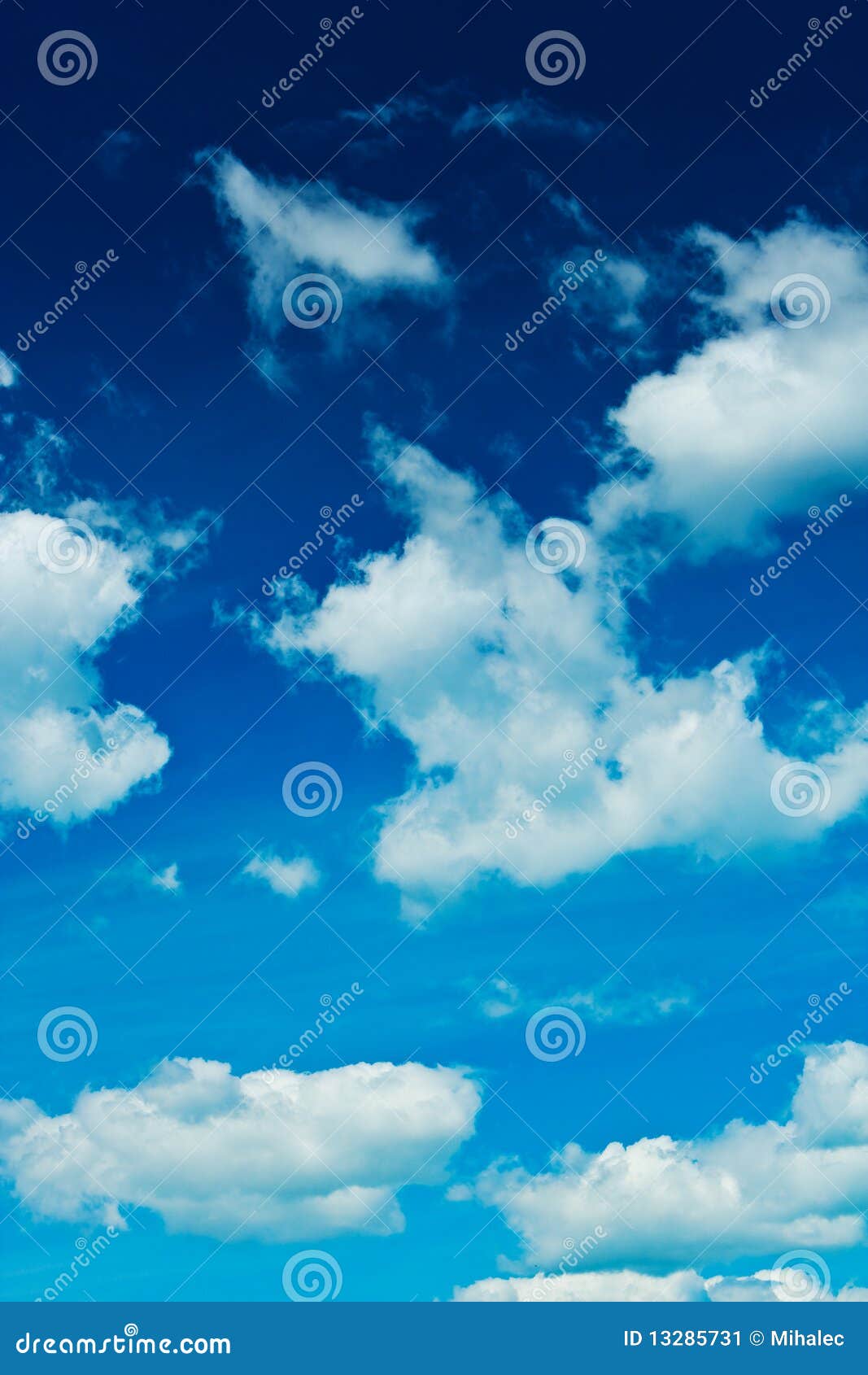 Achtergrond van de hemel stock afbeelding. Image of wolkenkraam - 13285731