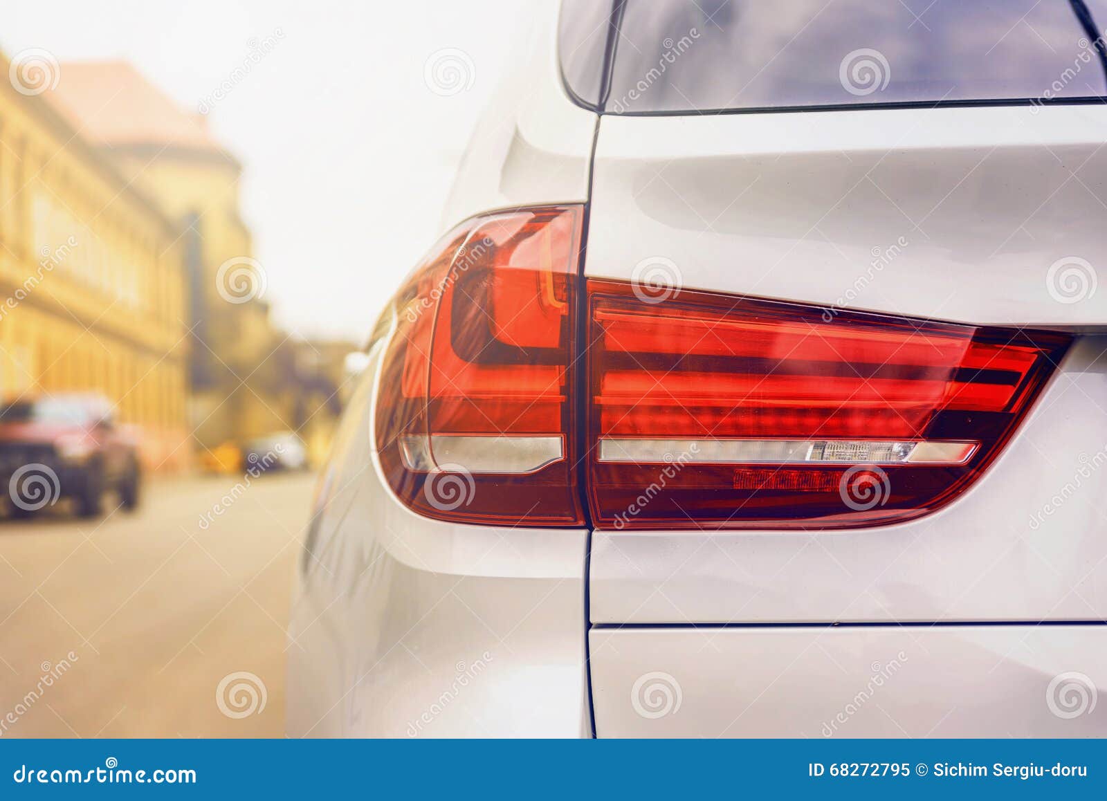 Achterlichten van een auto stock afbeelding. Image of sport - 68272795