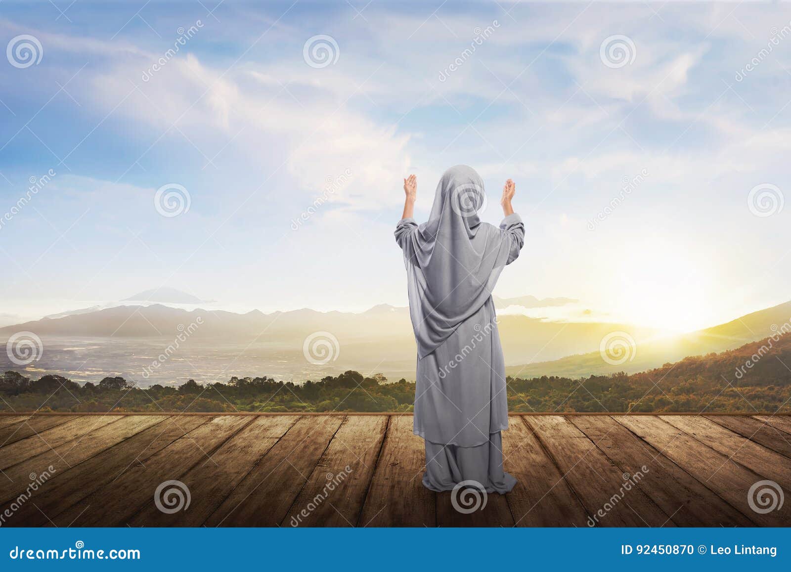 Achtermening Van Aziatisch Moslimmeisje Met Hijab Het Bidden Stock Foto ... Achtermening Van Aziatisch Moslimmeisje Met Hijab Het Bidden Stock Foto ...