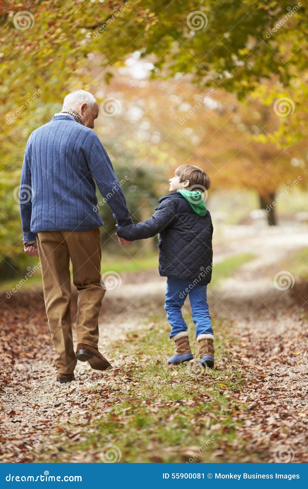 Achtermening Van Grootvader En Kleinzoon Die Langs Weg Lopen Stock ...