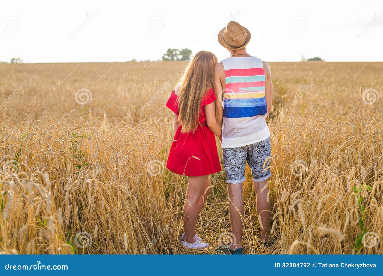 Achtermening Van Verliefd Paar Die Op Het Gebied Lopen Stock Foto - Image of achtergedeelte ...
