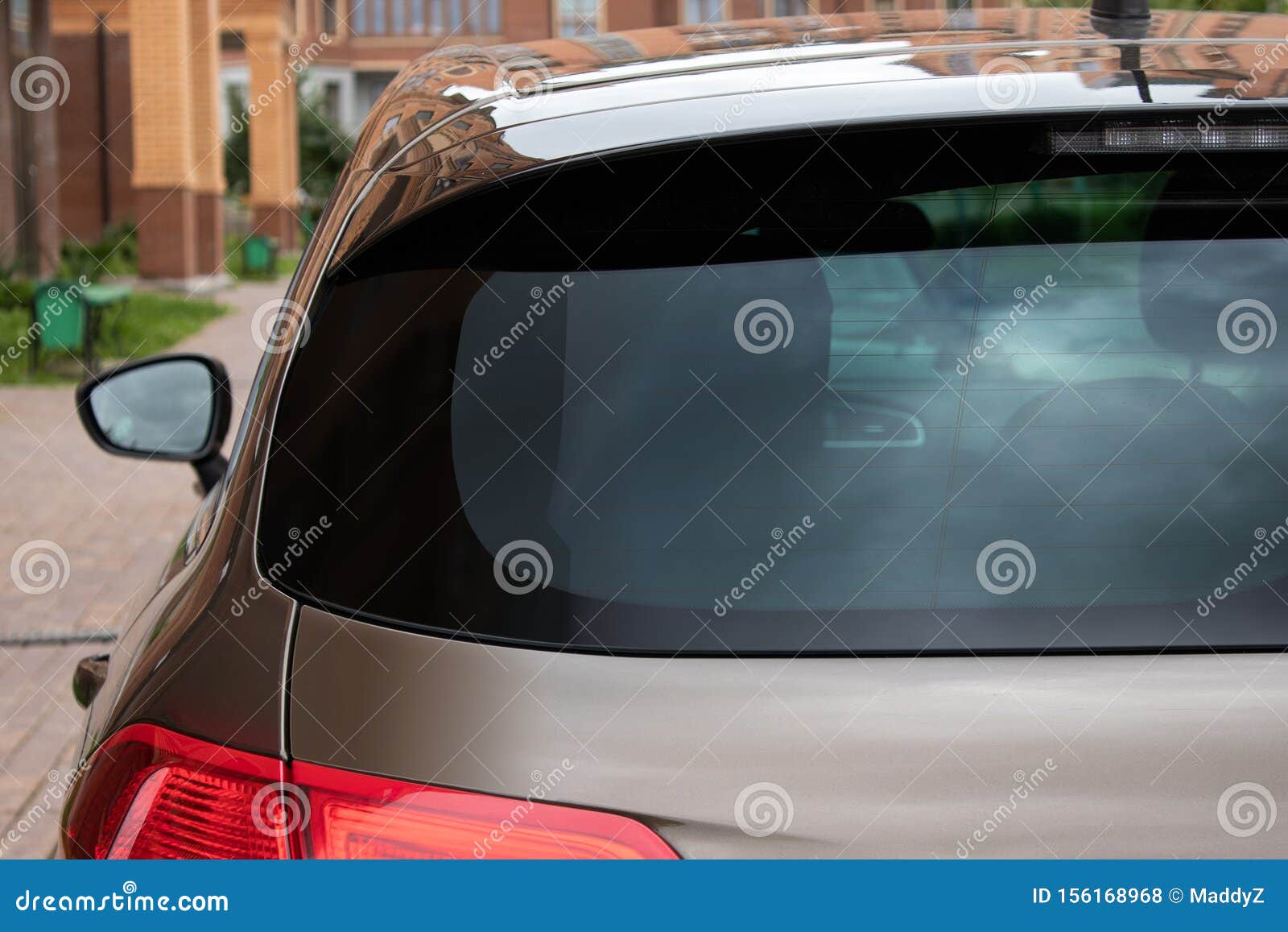Achterruit Van Een Auto, Geparkeerd Op Straat, Nabij Huizen ... Achterruit Van Een Auto, Geparkeerd Op Straat, Nabij Huizen ...