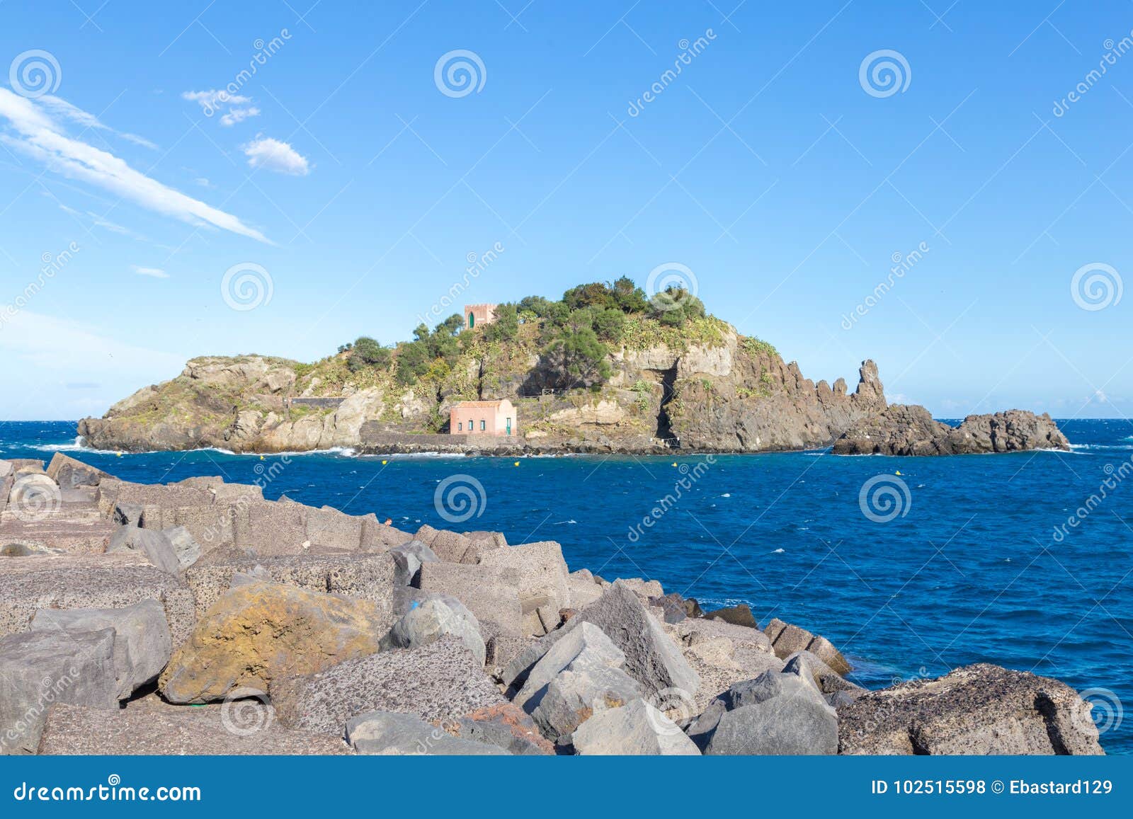 Aci Trezza, Sicilia, Italia Foto de archivo - Imagen de roca, agua ...