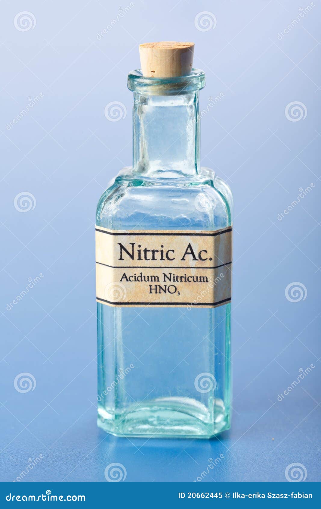 Acide Nitrique Dans La Petite Bouteille Chimique Image stock - Image du ...