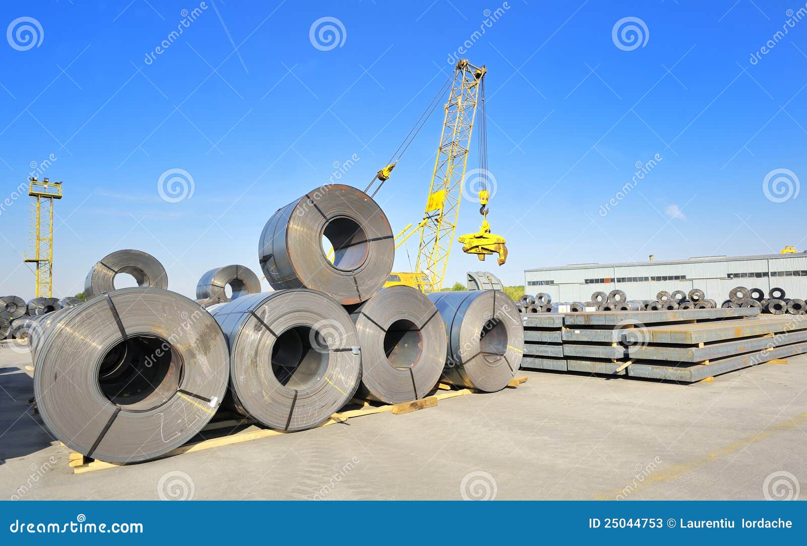 Acier De Roulis Dans Le Port Image stock - Image du traité, industrie ...