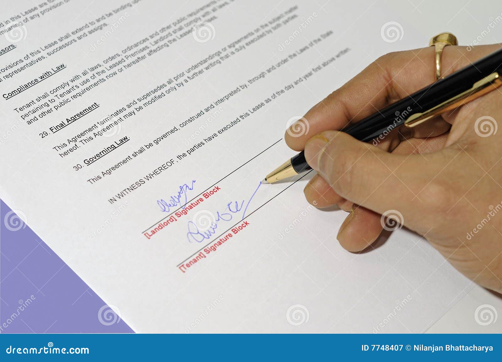 Acordo De Aluguer Que Está Sendo Assinado Imagem de Stock - Imagem de ...