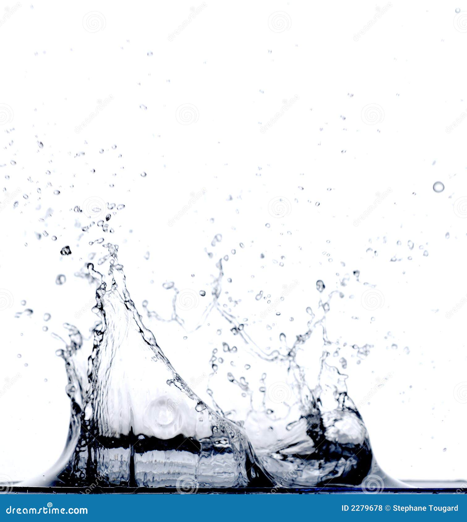 Acqua che cade in acqua fotografia stock. Immagine di bolle - 2279678