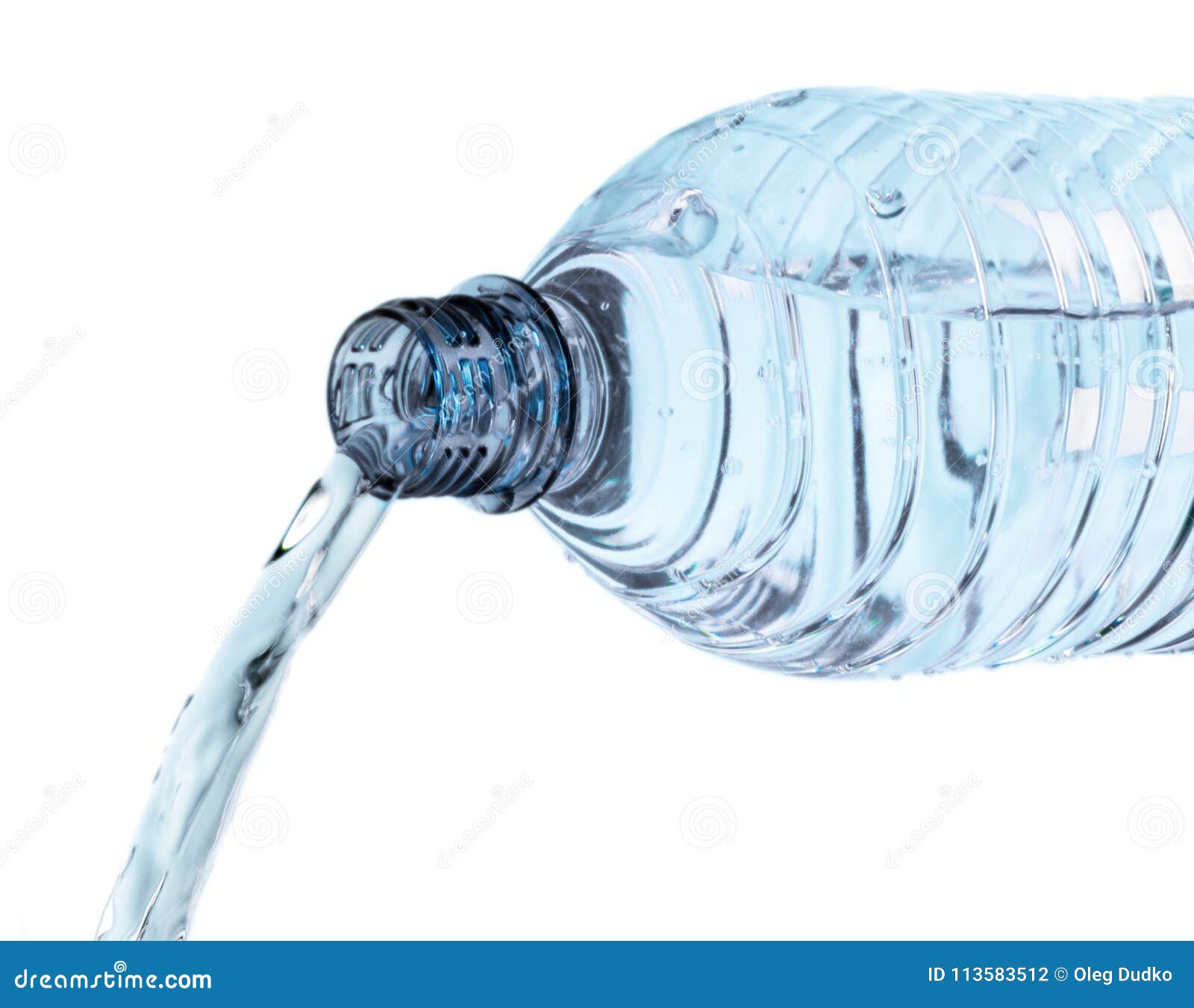 Acqua Che Versa Dalla Bottiglia Di Plastica - Isolata Fotografia Stock ...