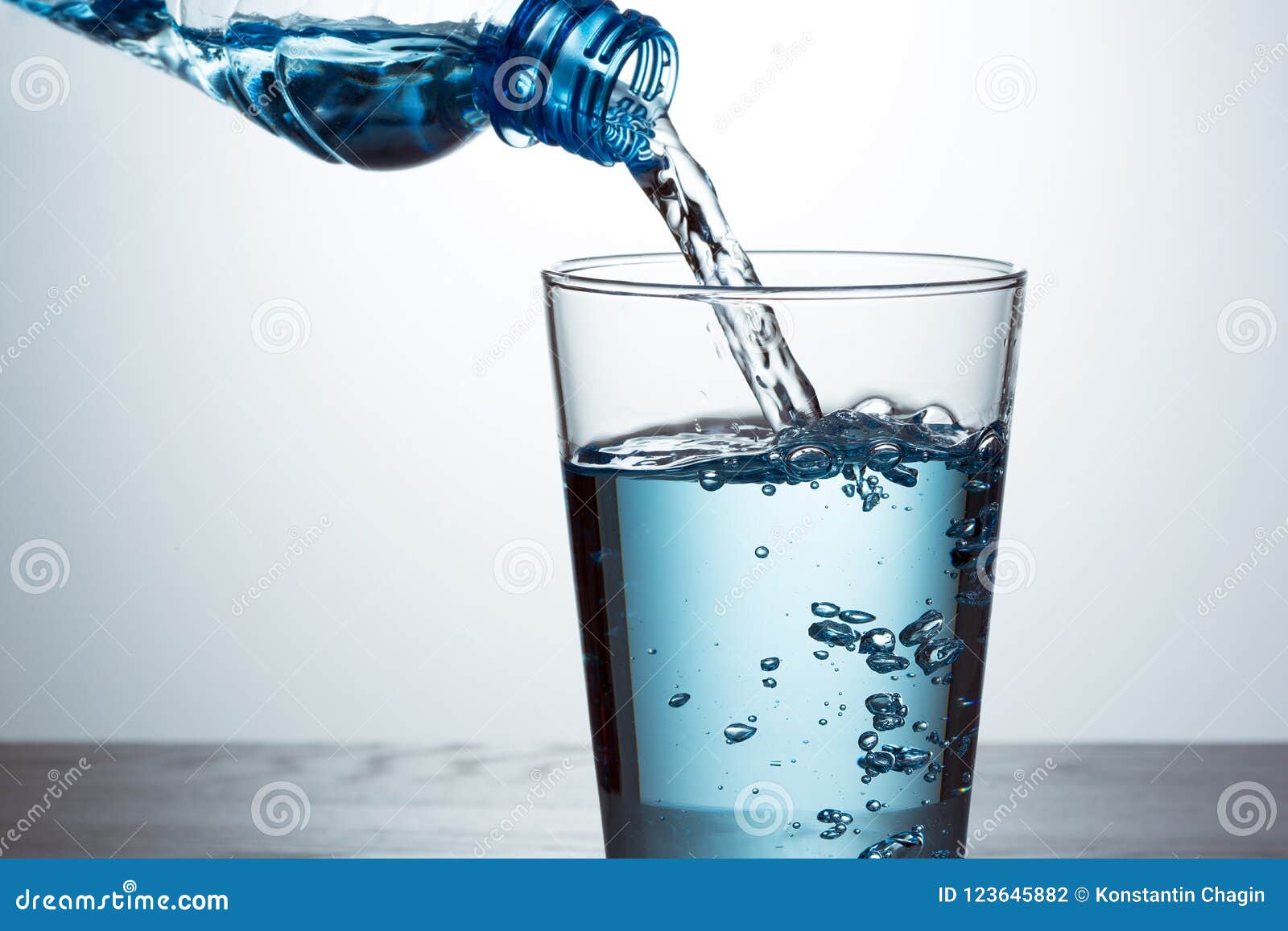 Acqua Di Versamento Dalla Bottiglia in Vetro Fotografia Stock ...