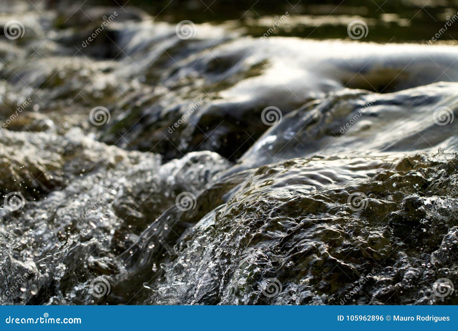 Acqua a flusso rapido fotografia stock. Immagine di movimento - 105962896
