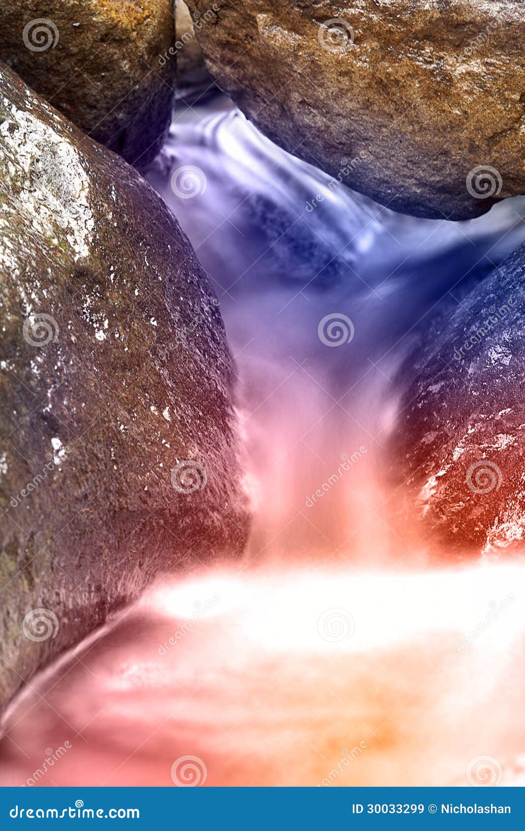 Acqua a Flusso Rapido Nella Montagna Immagine Stock - Immagine di ...