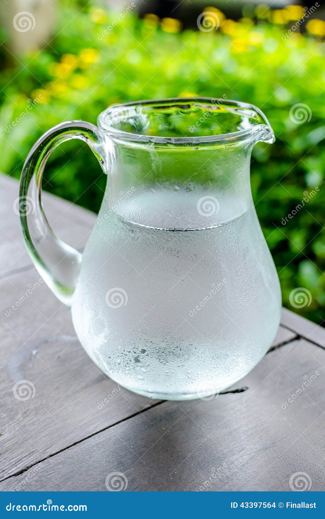 Acqua Fredda Nella Caraffa Per L'acqua Fotografia Stock - Immagine di ...
