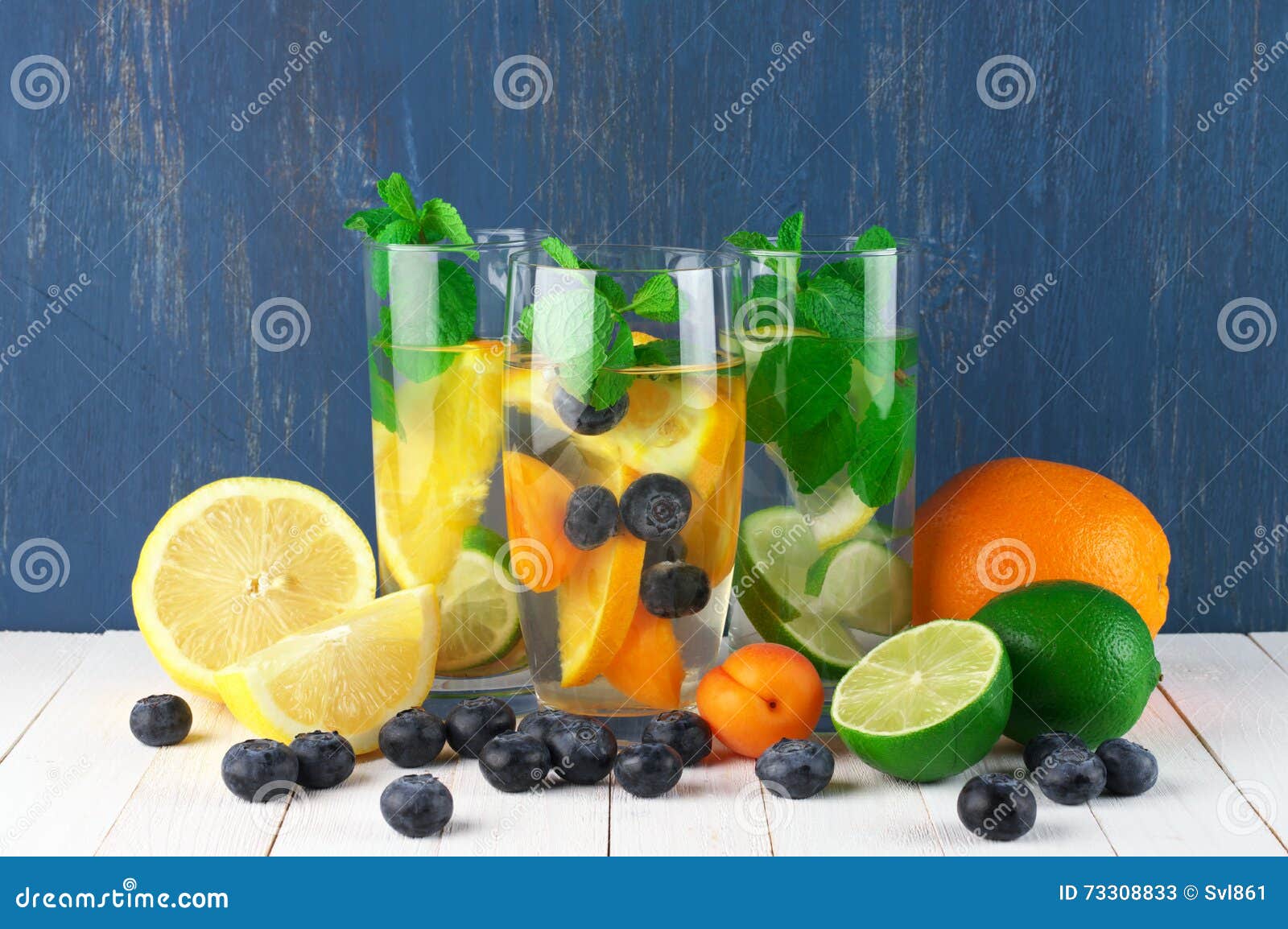 Acqua Infusa Frutta Condita Immagine Stock - Immagine di freddo, misto ...