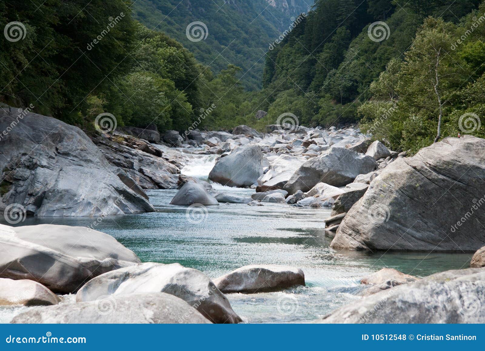 Acqua libera sul fiume fotografia stock. Immagine di acqua - 10512548