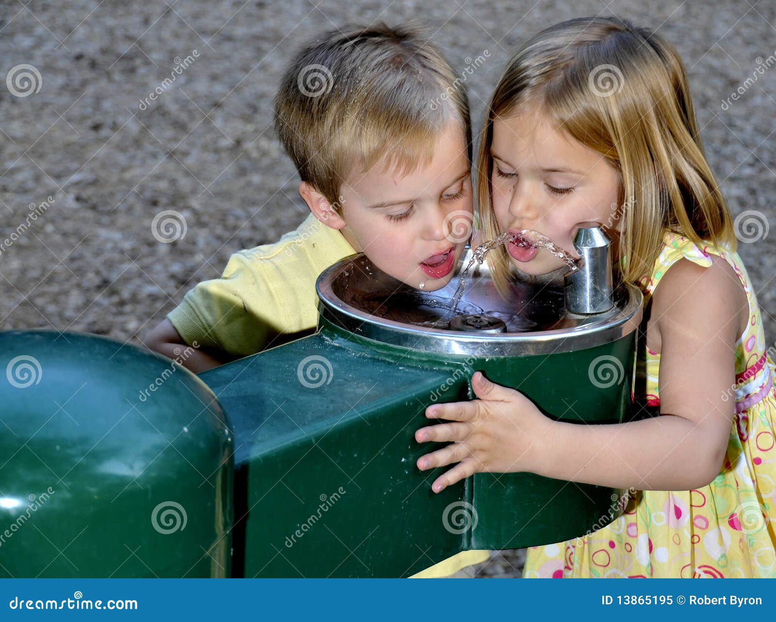 Acqua potabile dei bambini immagine stock. Immagine di estigua - 13865195