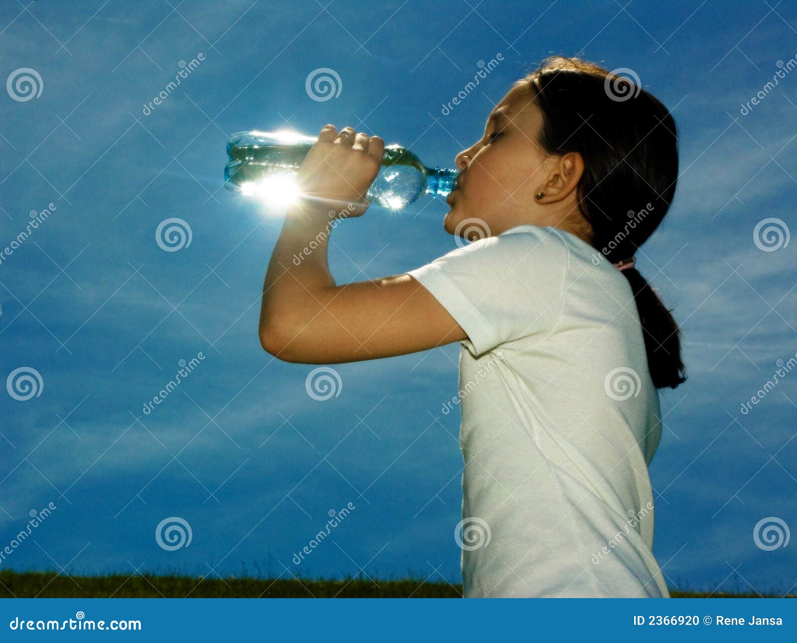 Acqua Potabile Della Ragazza Fotografia Stock - Immagine di sole ...