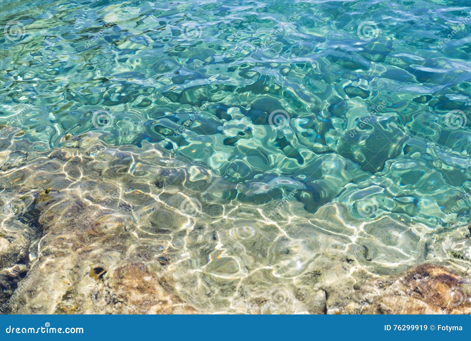 Acqua Verde Smeraldo Nel Mare Immagine Stock - Immagine di mare, onde ...