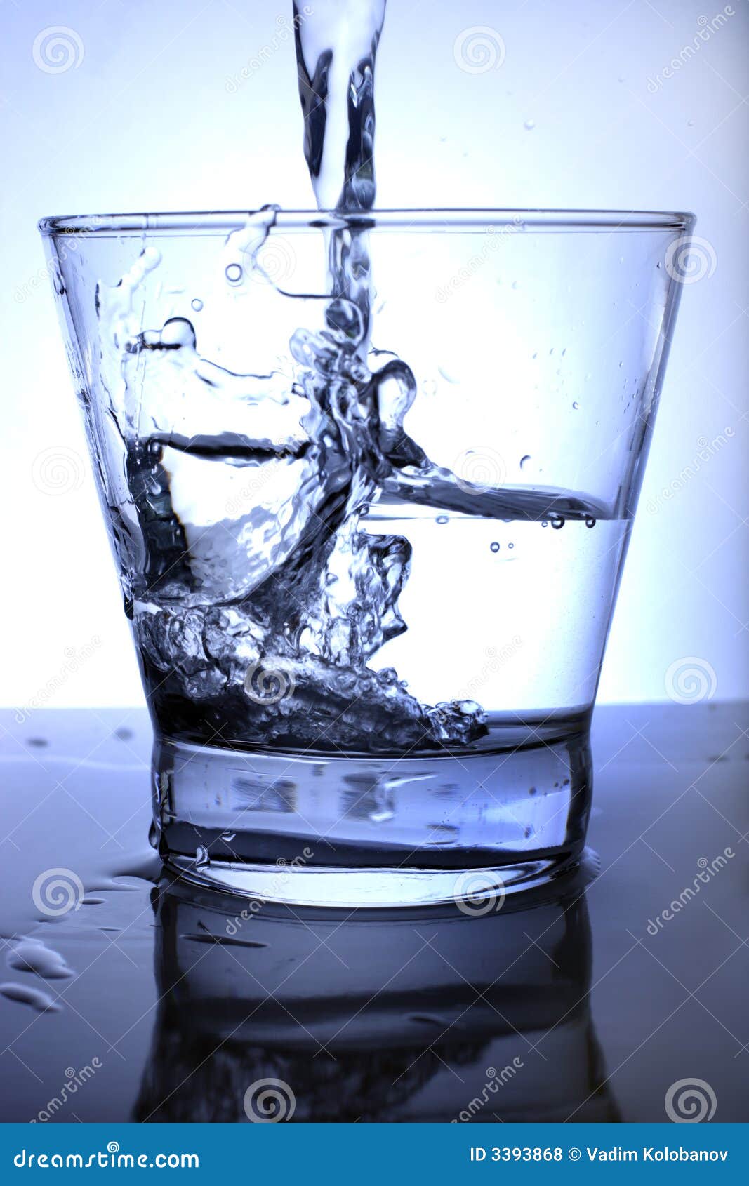 Acqua Versata in Vetro. Libero Fotografia Stock - Immagine di pozza ...