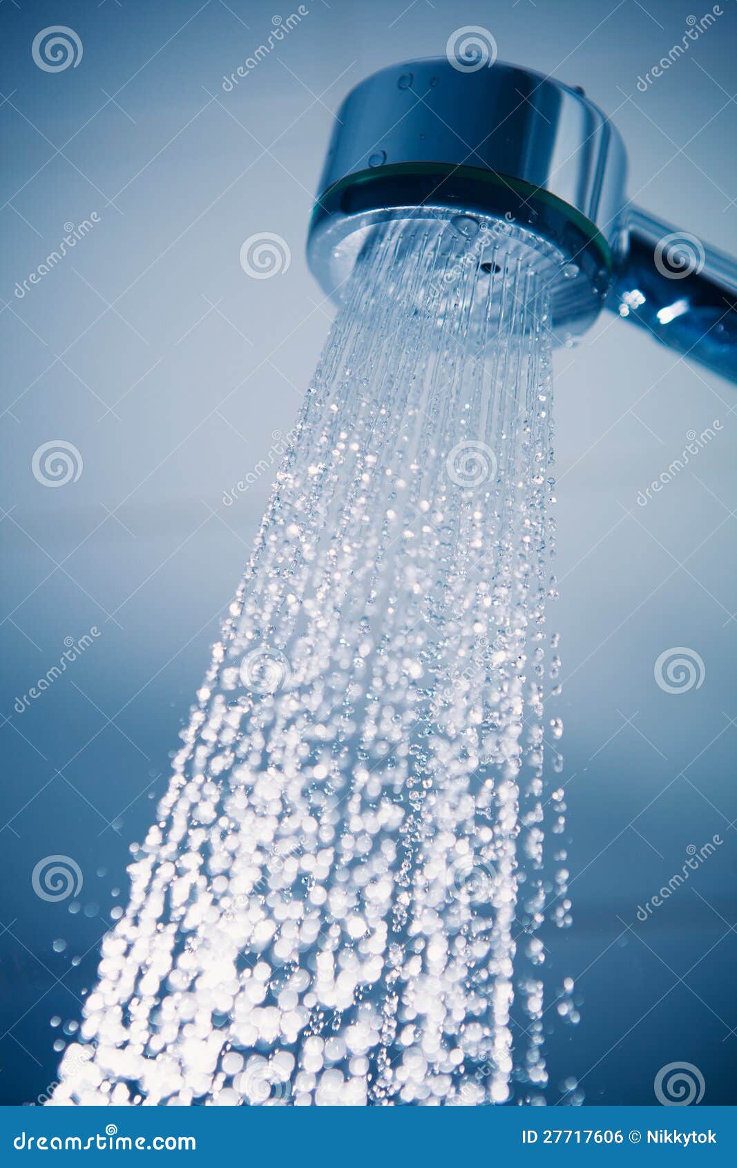 Acquazzone Con Il Flusso Dell'acqua Fotografia Stock - Immagine di ...