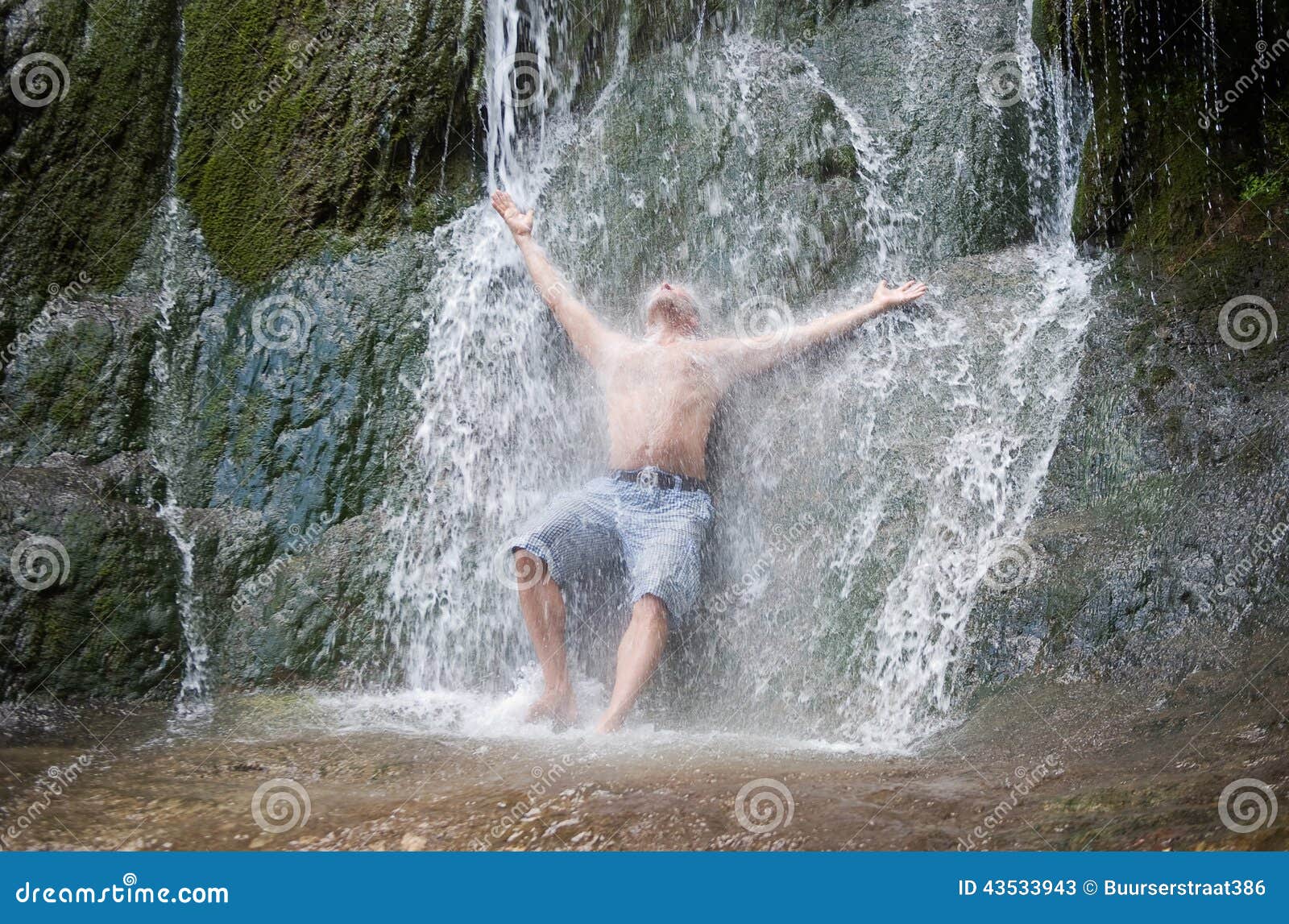 Acquazzone naturale immagine stock. Immagine di freschezza - 43533943