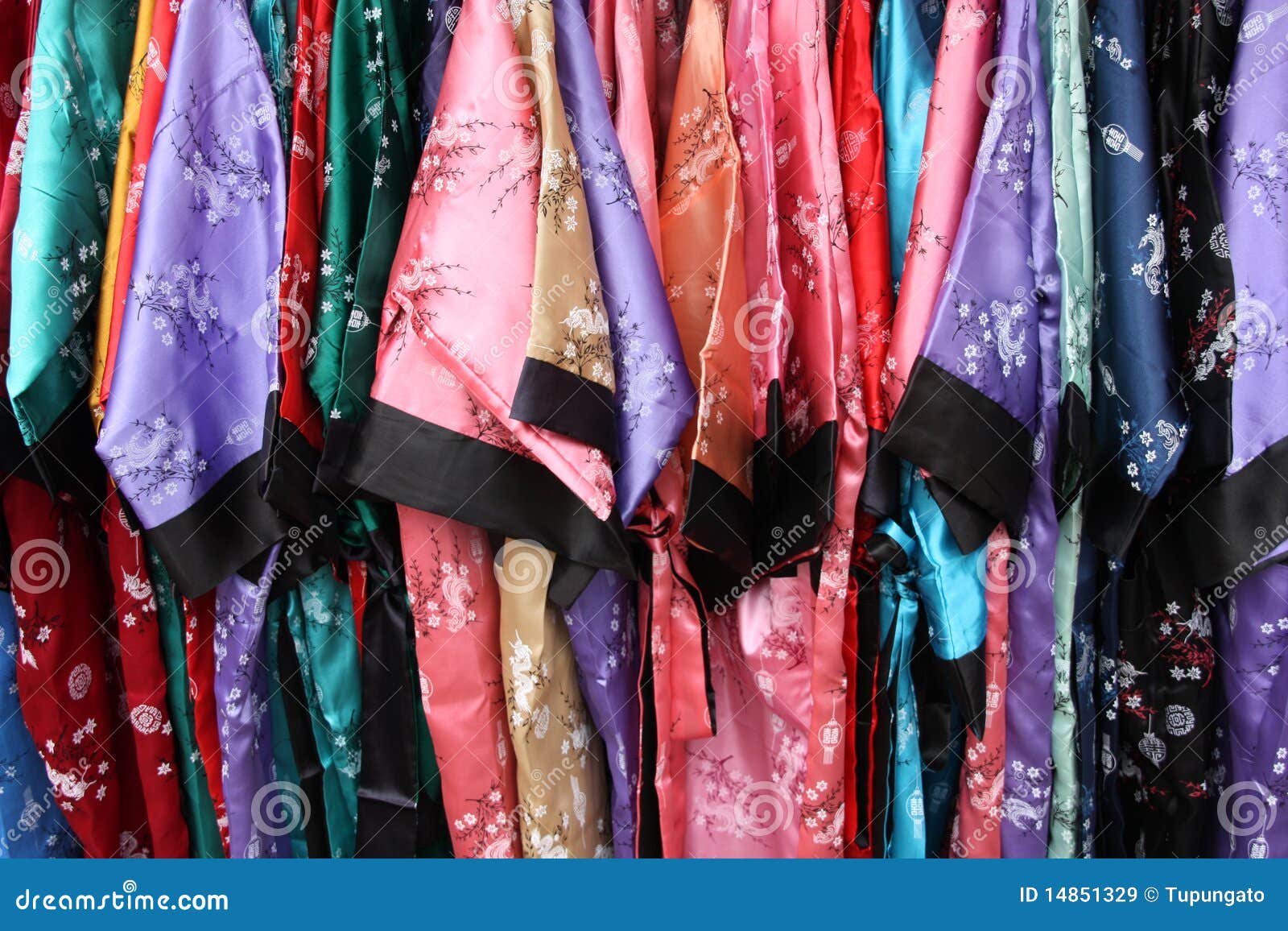 Acquisto Di Seta Del Vestito Immagine Stock - Immagine di selezione ...