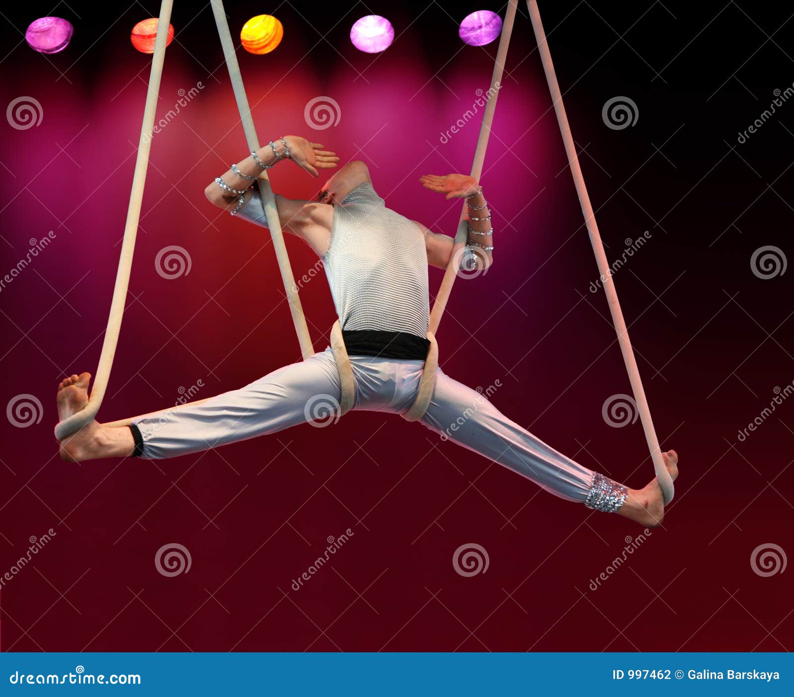 Acrobata fotografia stock. Immagine di movimento, piedini - 997462