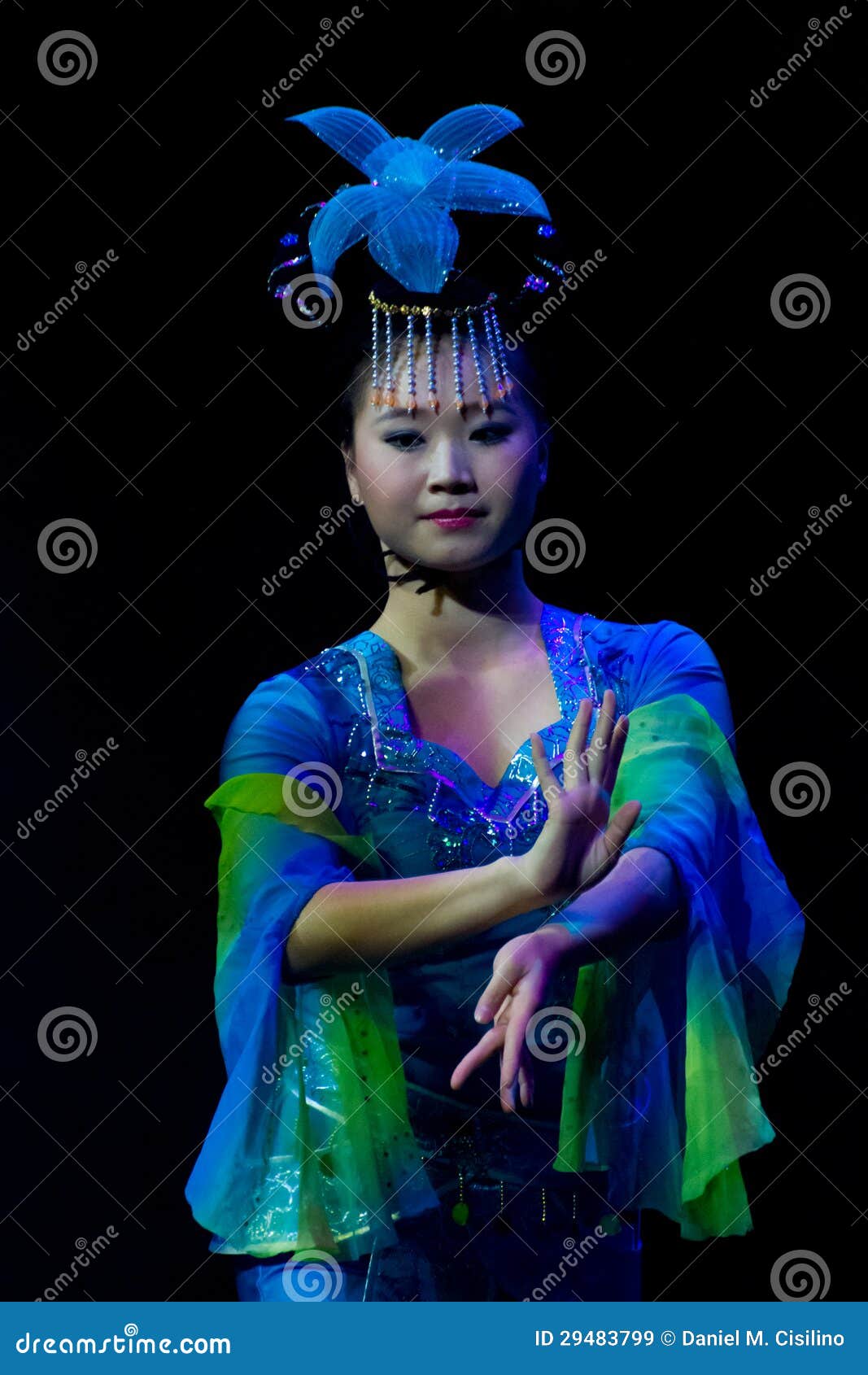 Acrobata Chinesa. Trupe Dos Acrobatics De Shantu. Imagem de Stock ...