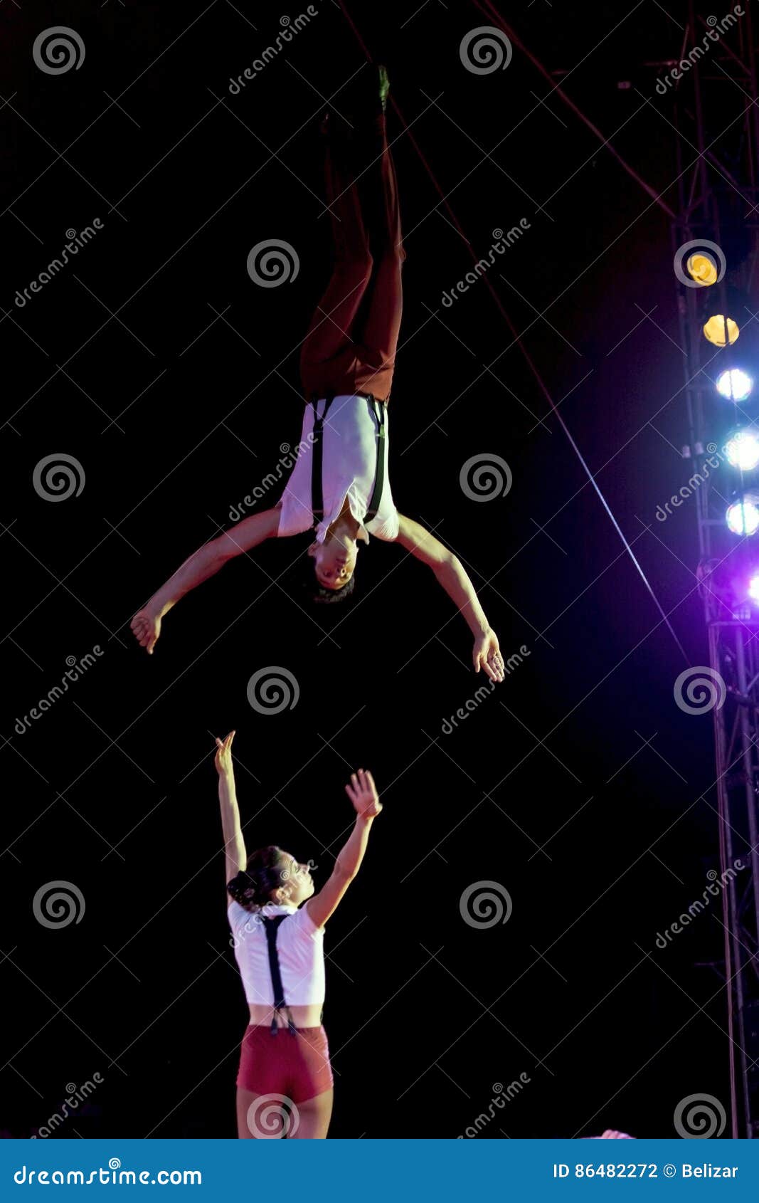 Acrobatas De Salto No Circo Fotografia Editorial - Imagem de acrobata ...