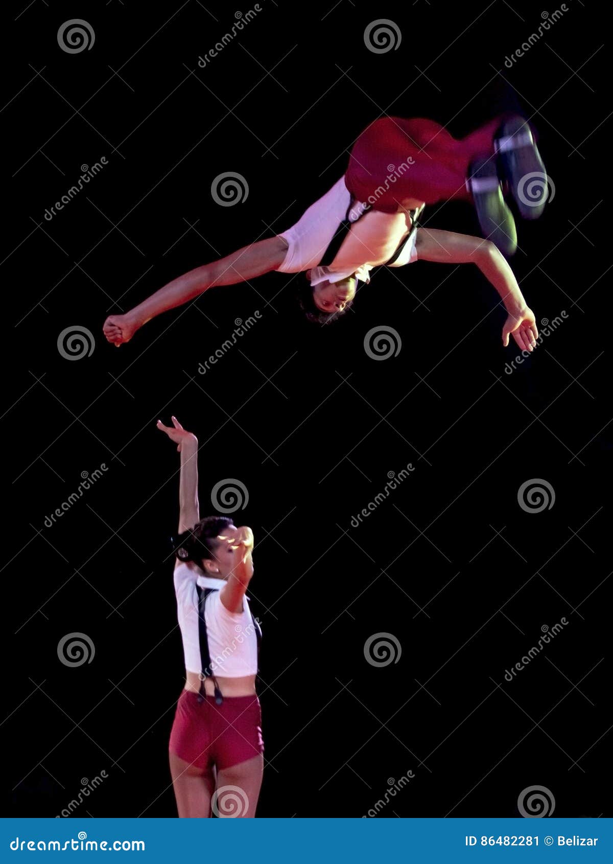 Acrobatas De Salto No Circo Foto Editorial - Imagem de artista, saltar ...